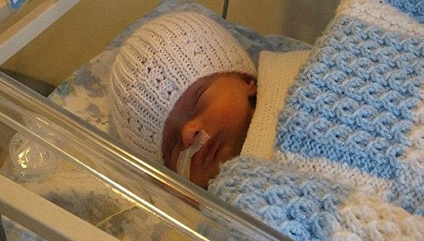 Bebe sin cerebro cumple anos - Beliefnet